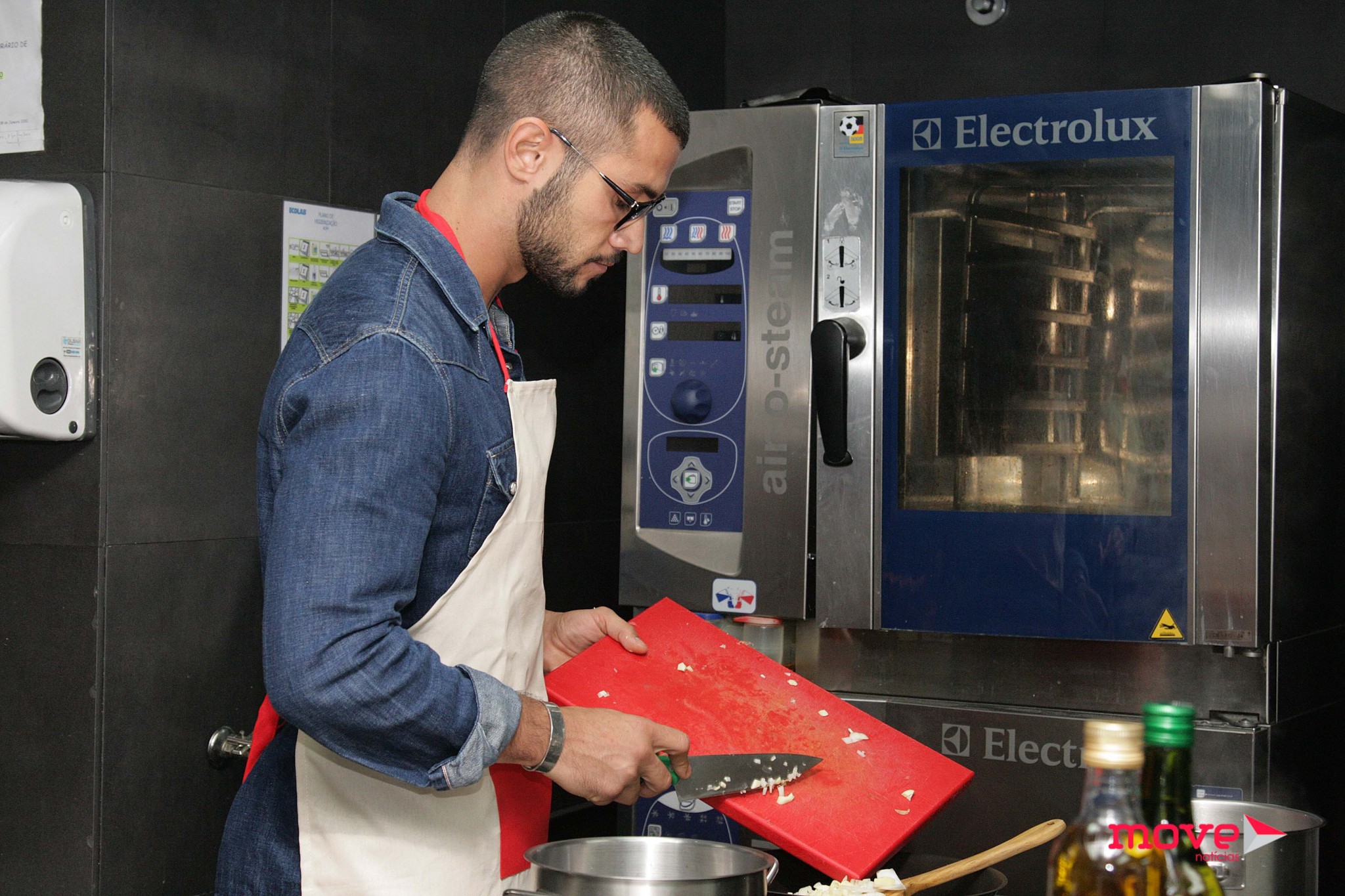 Pedro Barroso mostra dotes culinários - MoveNotícias