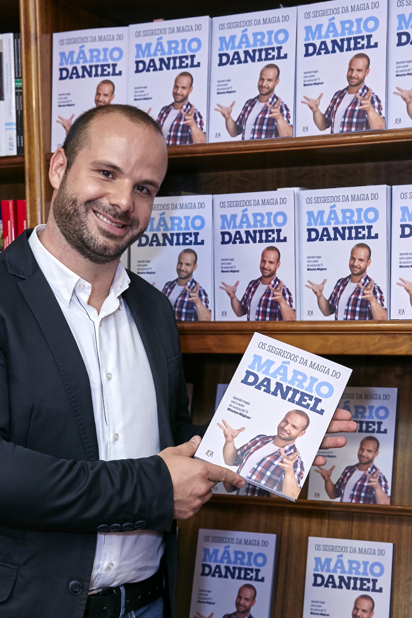 Rodeado de amigos, mágico Mário Daniel lança livro - MoveNotícias