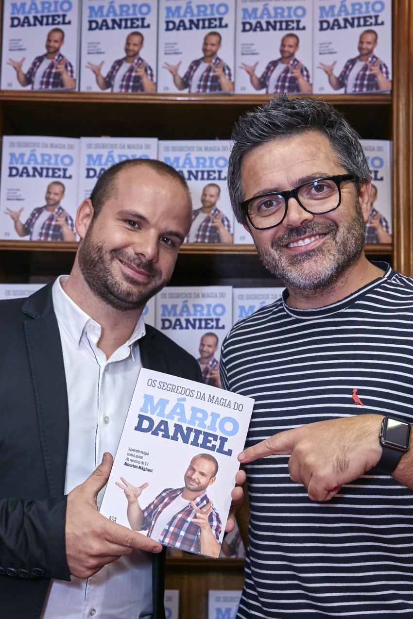 Rodeado de amigos, mágico Mário Daniel lança livro - MoveNotícias
