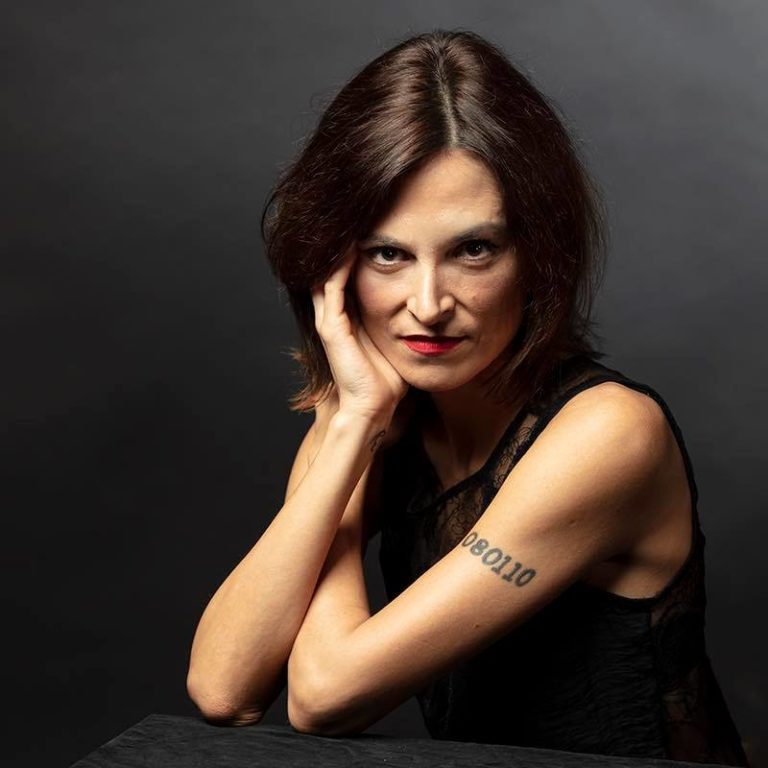 Deputada Isabel Moreira pinta as unhas na Assembleia - MoveNotícias